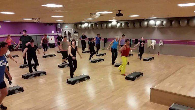 Lezione di step coreografico: didattica, passi e benefici - Sanioggi.it